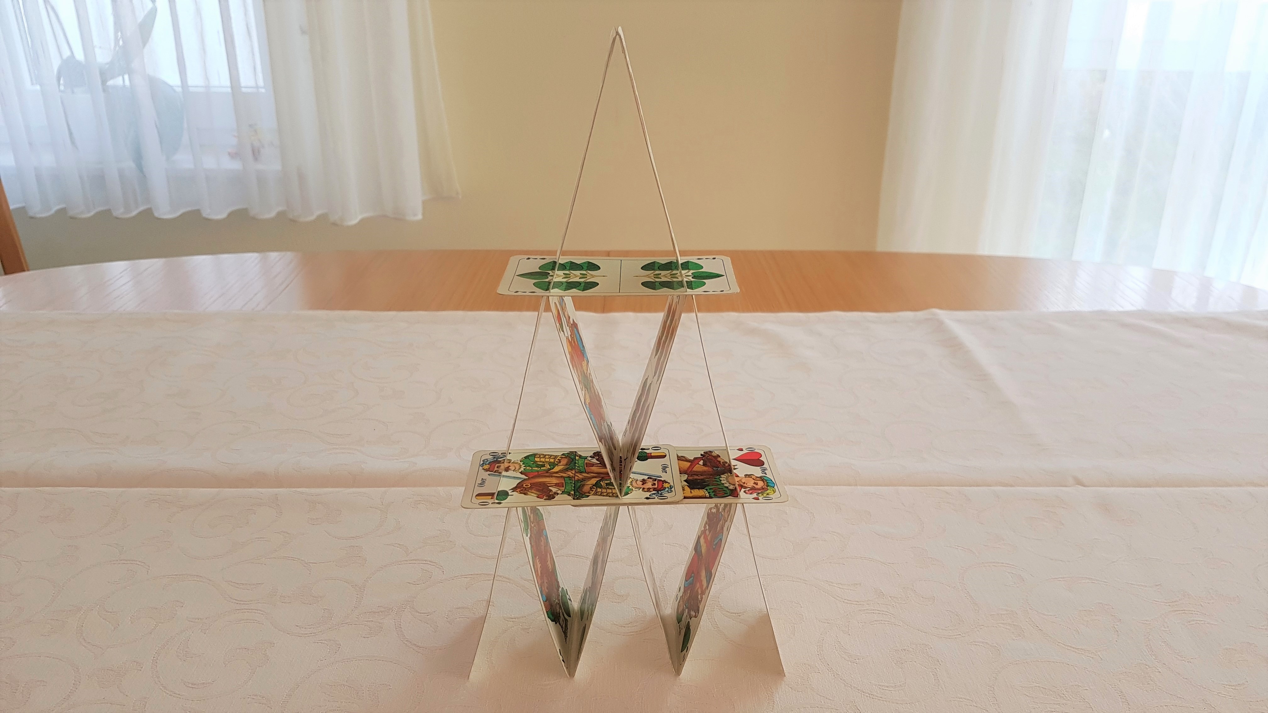 Kartenhaus bauen: Anleitung für verschiedene Varianten - CHIP