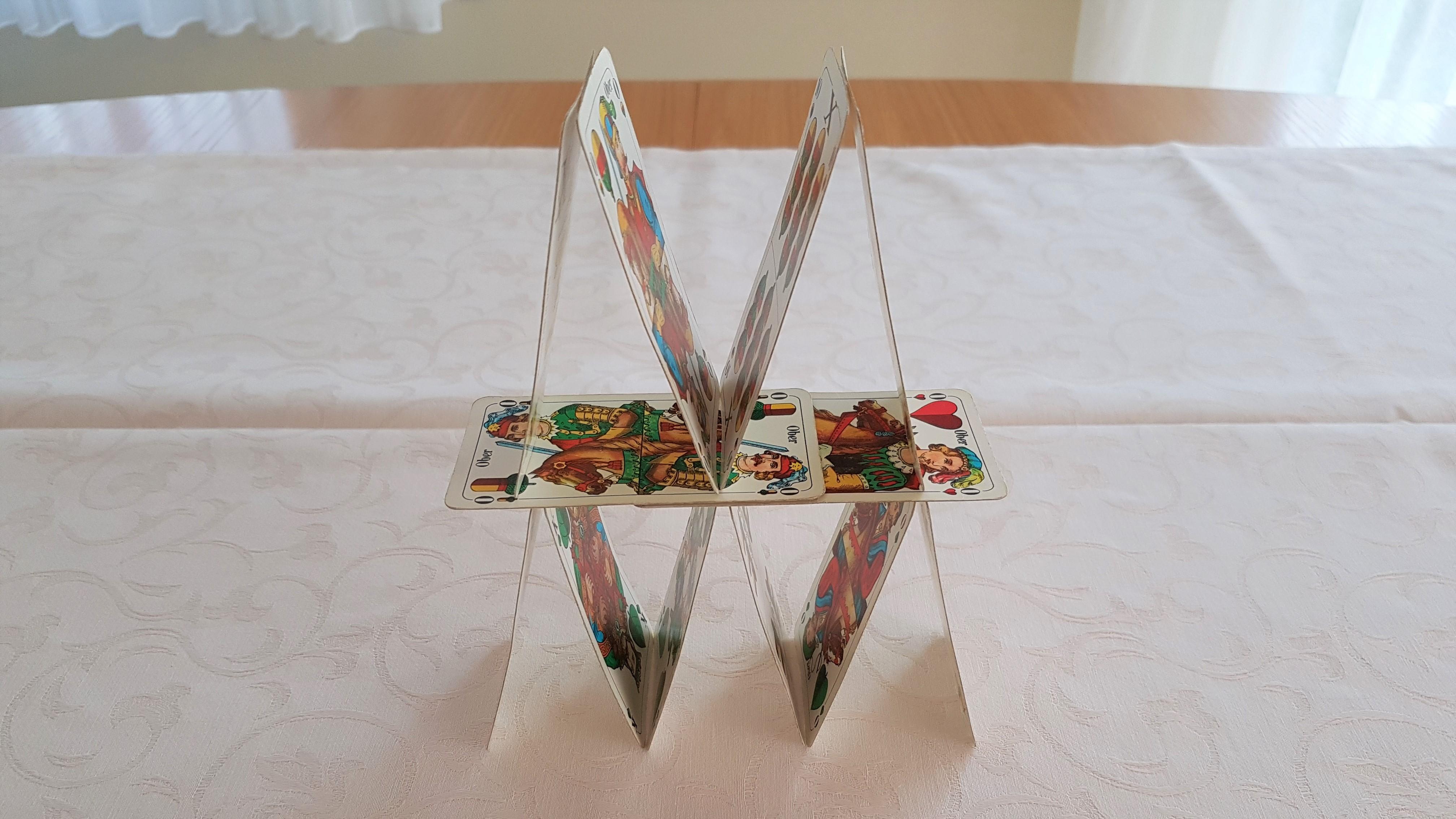 Kartenhaus bauen: Anleitung für verschiedene Varianten - CHIP