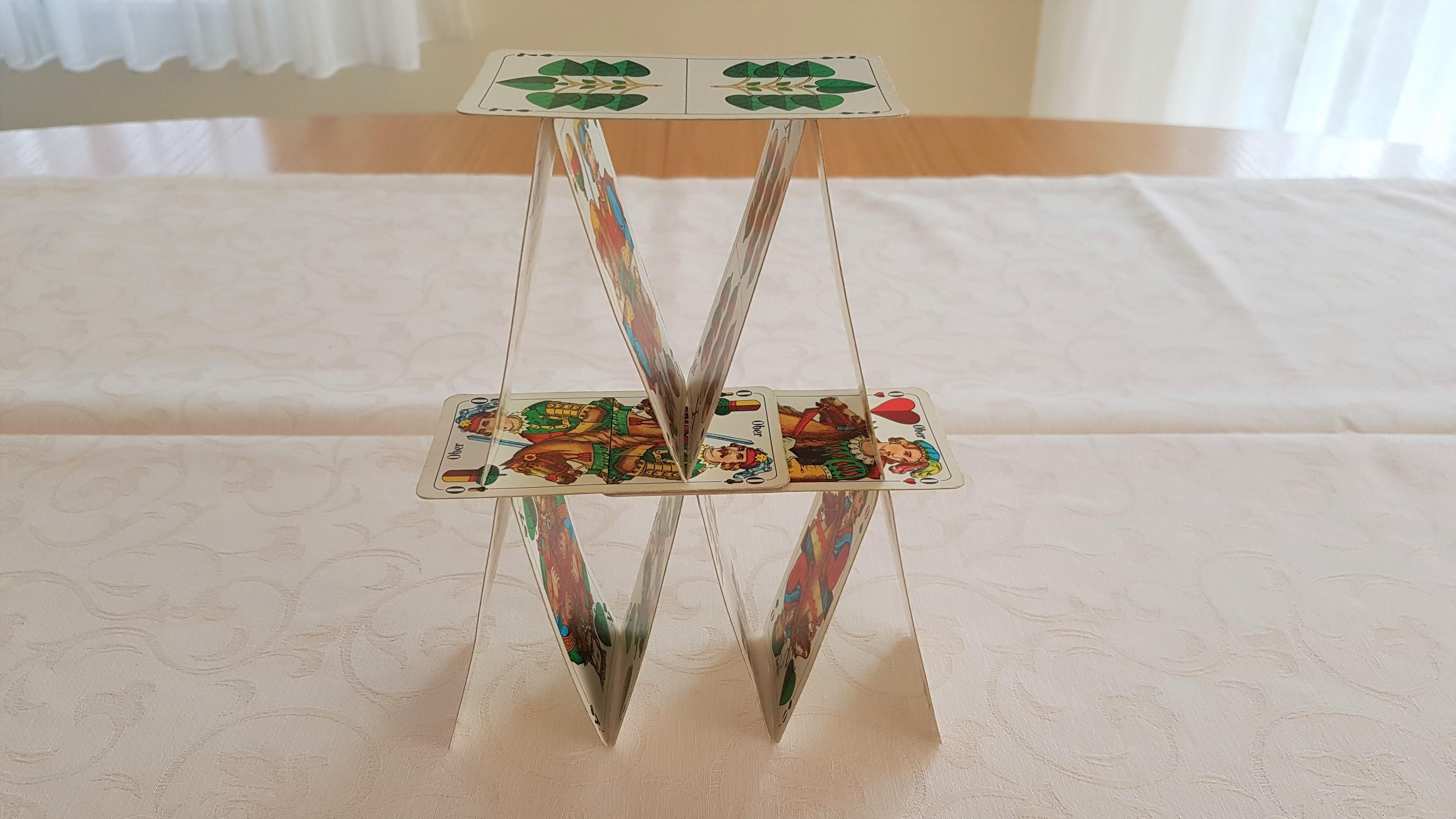 Kartenhaus bauen: Anleitung für verschiedene Varianten - CHIP