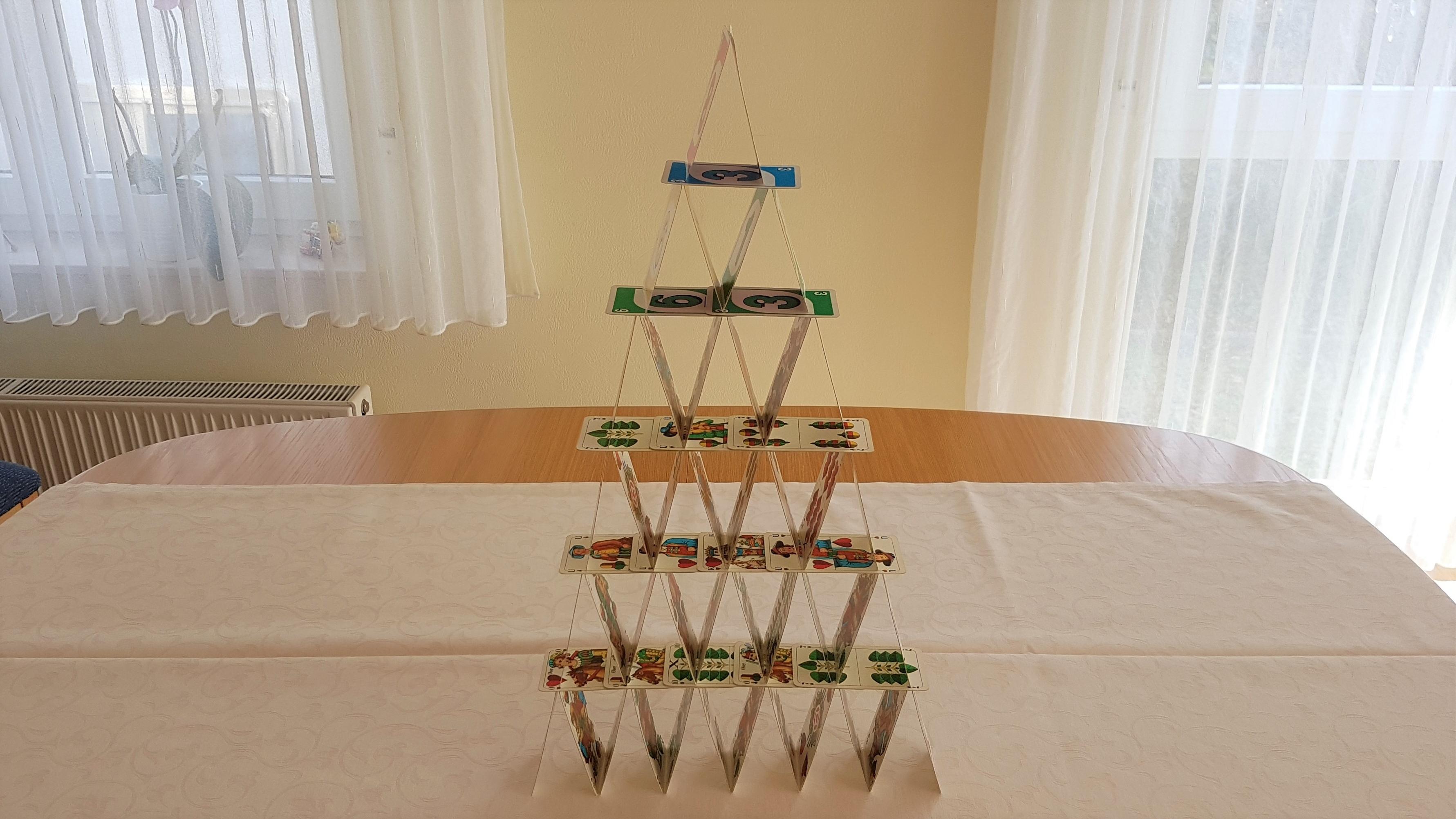 Kartenhaus bauen: Anleitung für verschiedene Varianten - CHIP