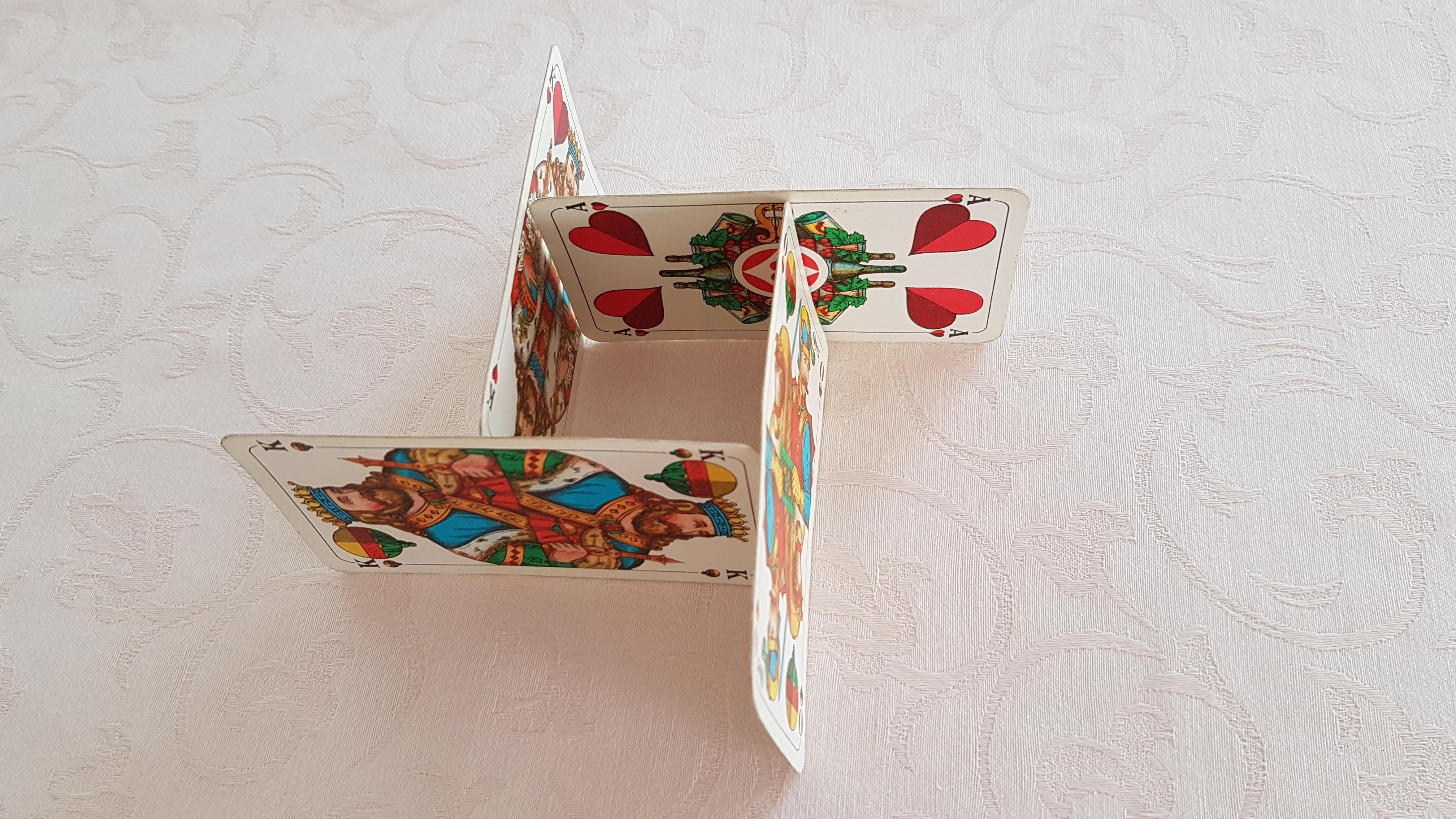 Kartenhaus bauen: Anleitung für verschiedene Varianten - CHIP