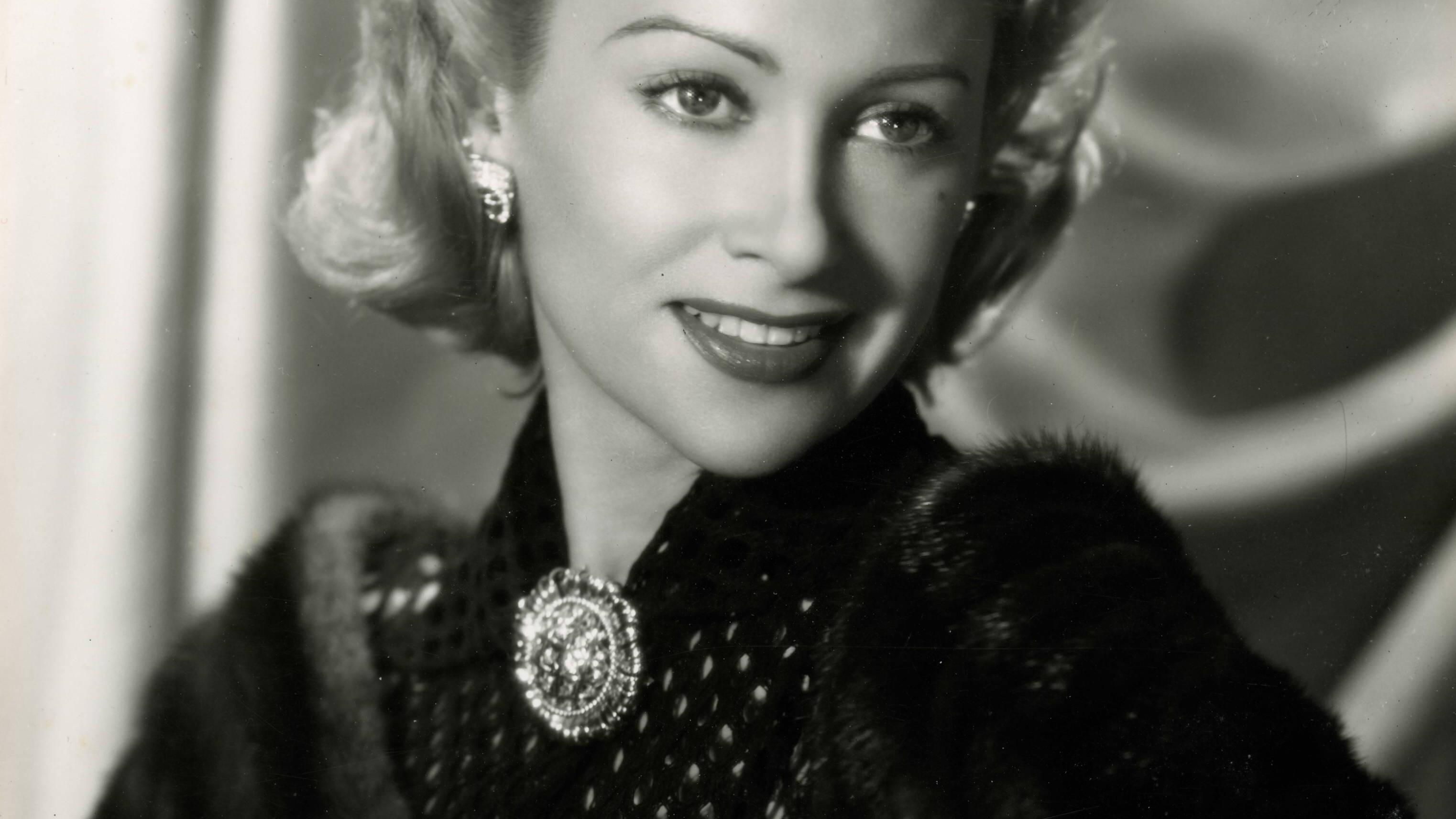 Was ist eine Stola? Einfach erklärt | BUNTE.de