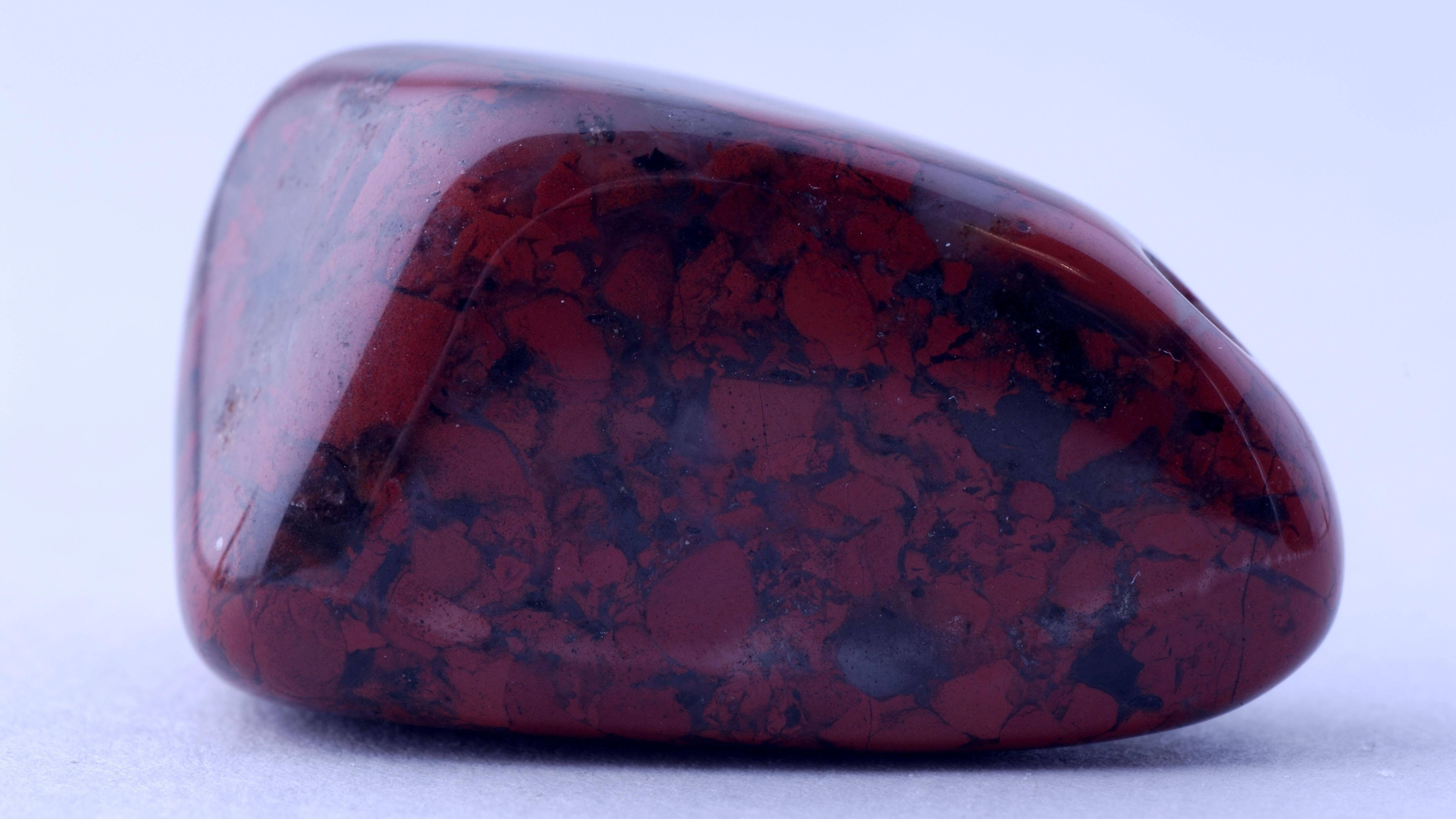 Jaspis Arten: Alle Varianten des Quarzes im Überblick | BUNTE.de